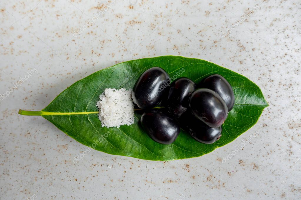 Sal mixta picante con un poco de fruta de ciruela de java negra en las ...