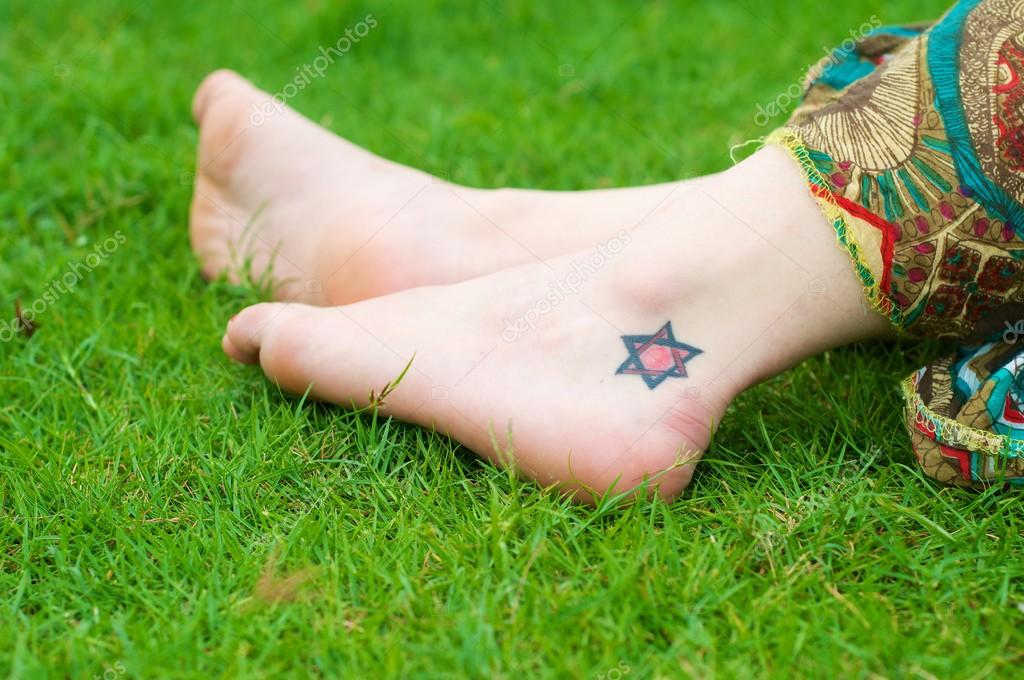 Pictures : star tattoos on face girl | Six-pointed star tattoo on the ...