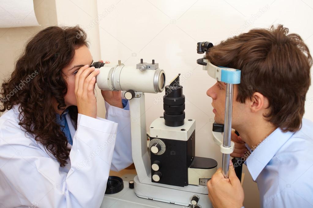 Optometrista realizando prueba de campo visual 2022