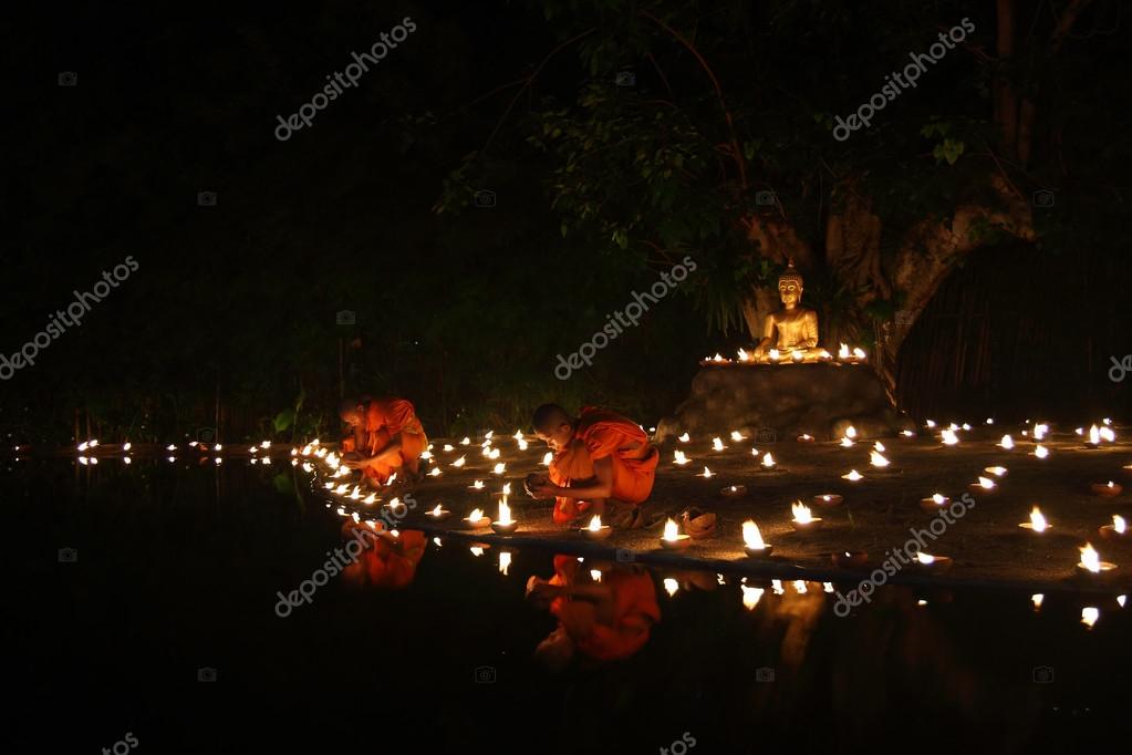 Novicios orando para realizar la adoración para recordar la sabiduría ...