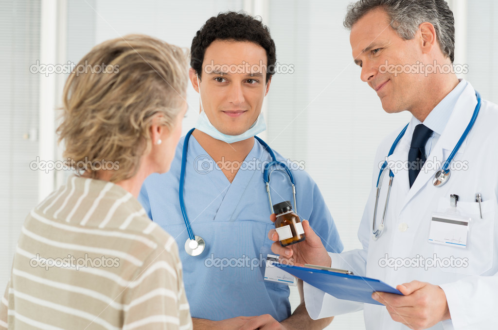 Doctor recetando medicamentos al paciente — Fotos de Stock © ridofranz ...