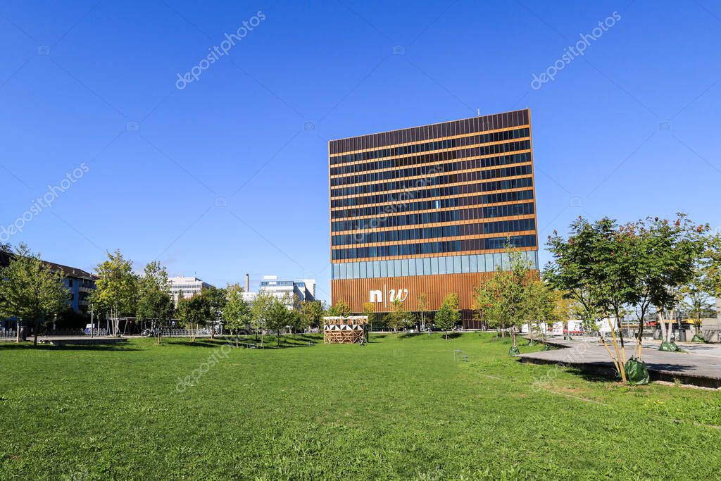 Muttenz, Suiza - 19 de septiembre. 2022: El moderno edificio de la Universidad Vocacional FHNW ...