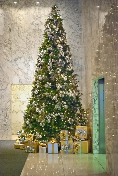 Tall christmas tree Stock Photos, Royalty Free Tall christmas tree ...