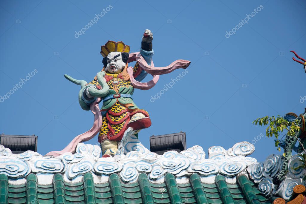 Singapur- Apr 2, 2022: Antigua escultura del dios chino en el techo del ...