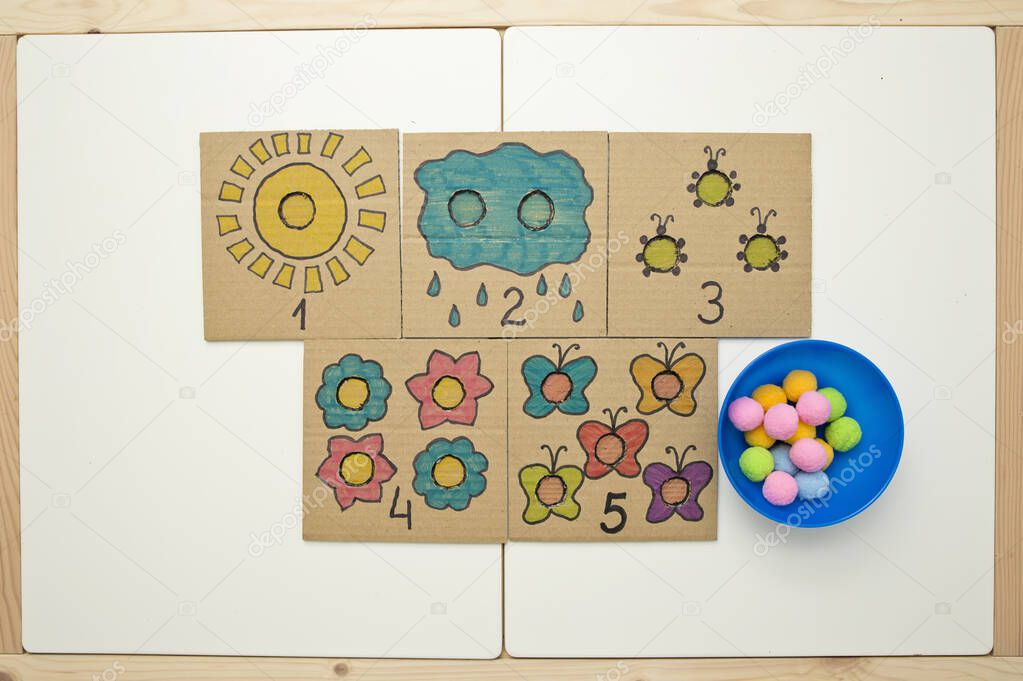 Actividad casera de los niños hecha a mano de cartón y pompones ...