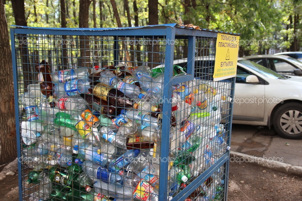 Contenedor para recoger botellas de plástico. basura. 2023