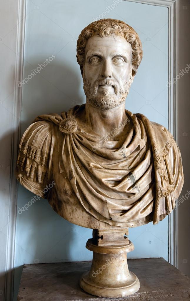 Busto de un antiguo emperador romano Antonino Pío 2023