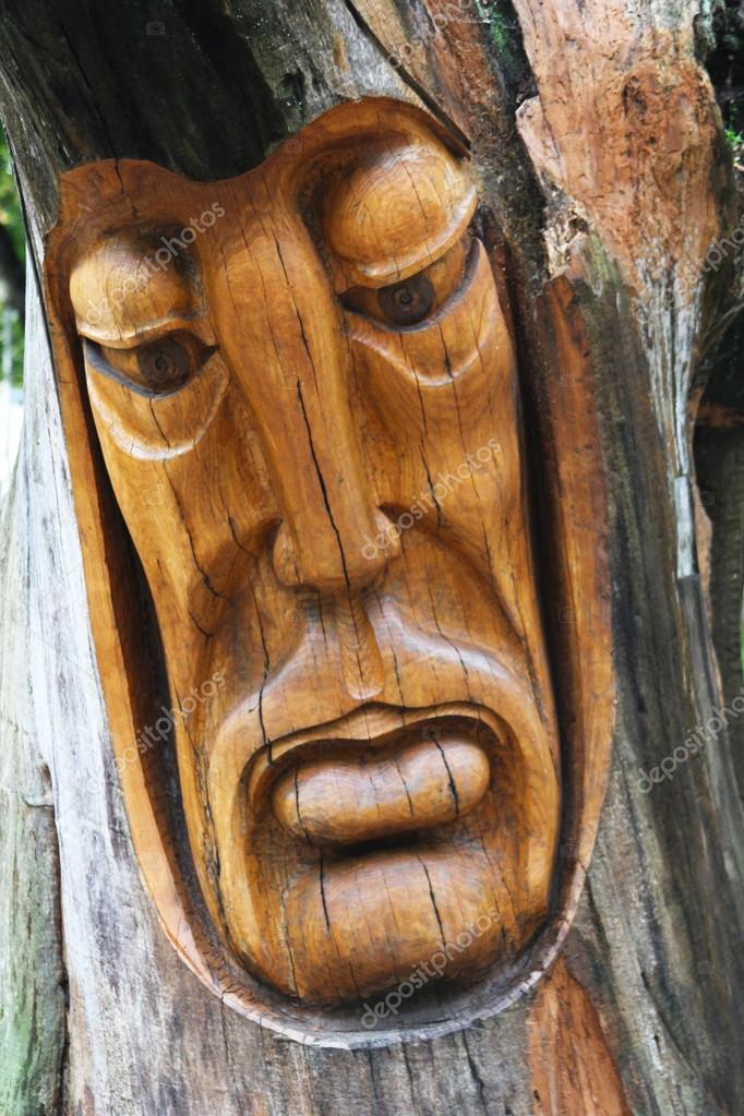 Vyborg, una estatua tallada en un tronco de árbol 2023