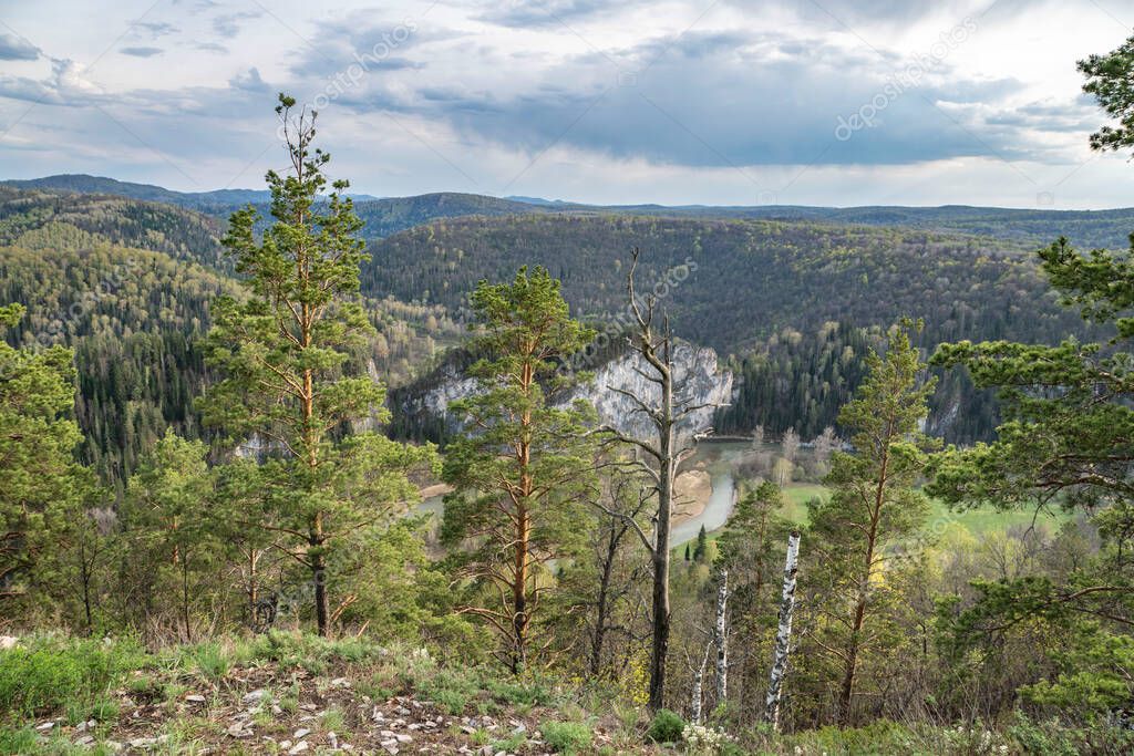 En la cima de la cresta de roca Mambet de los Urales en la República de ...