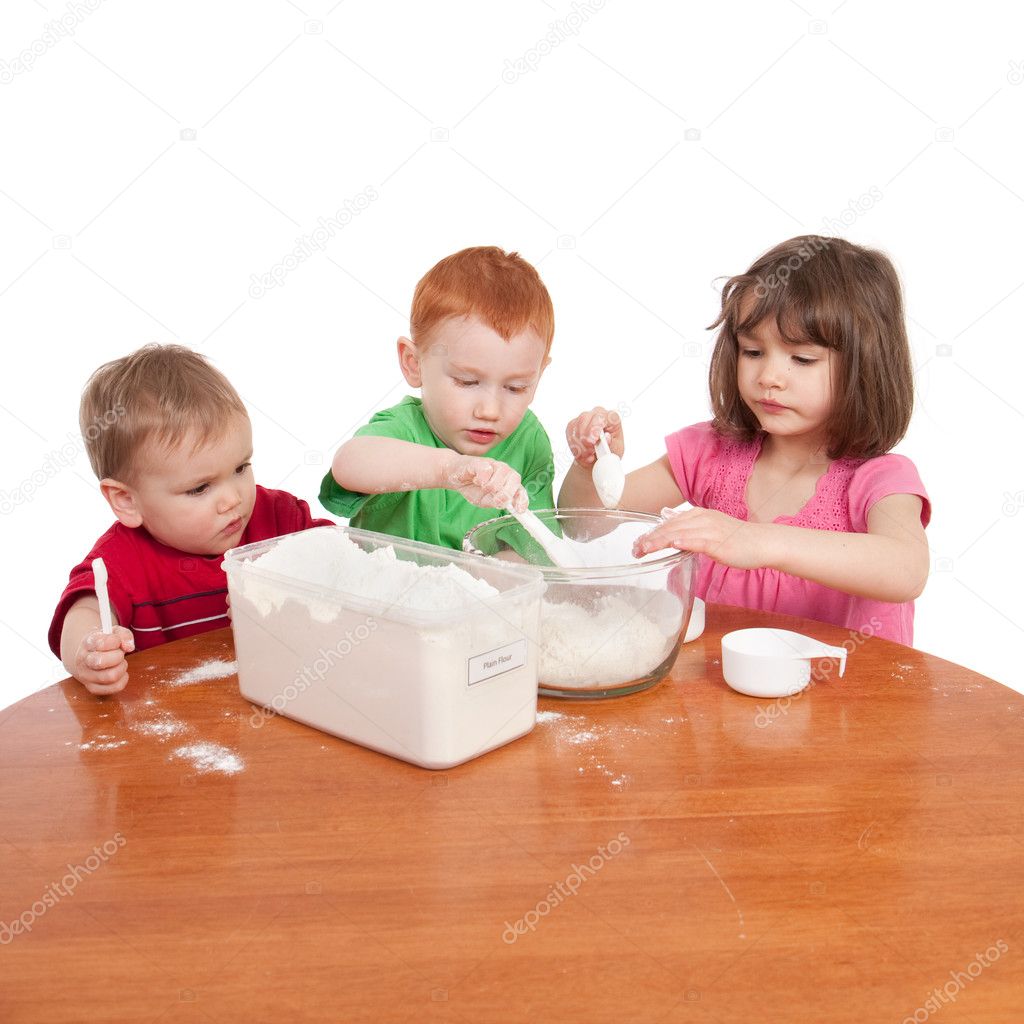 Niños midiendo y mezclando harina en tazón de cocina 2022