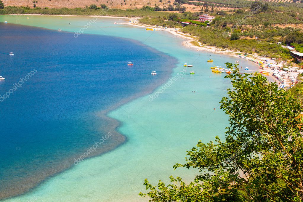 Lago de agua dulce en la aldea Kavros en la isla de Creta, Grecia 2024