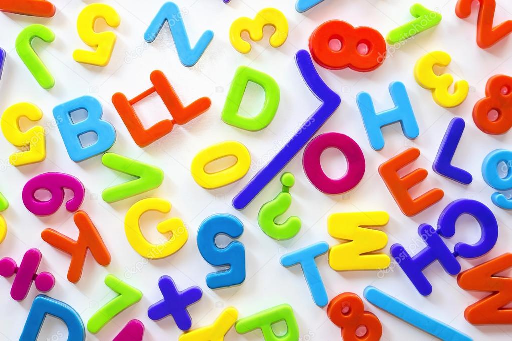 Letras y números de diferentes colores 2023