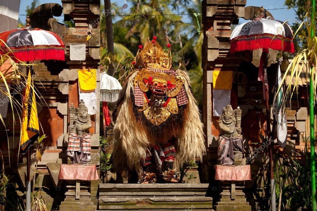 BALI, INDONESIA APRIL 9: Balinese actors during a classic national ...