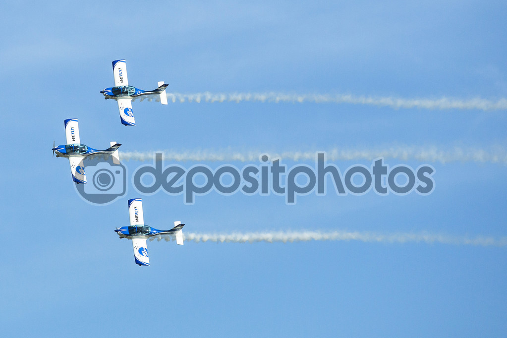 Aerobatic team 3x Fly Sinthesis Texan Top Class — Stock Editorial Photo ...