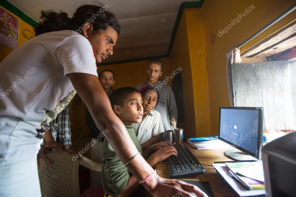 Children in lesson on the computer at Jagadguru School — Stock ...