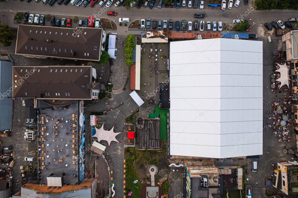 Vista aérea de la sala de conciertos tienda de drones 2025