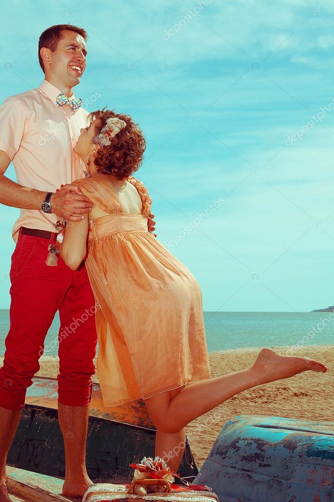 Feliz luna de miel (vacaciones) concepto. Jóvenes casados par de ...