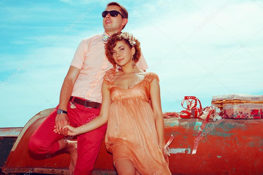 Feliz luna de miel (vacaciones) concepto. Jóvenes casados par de ...