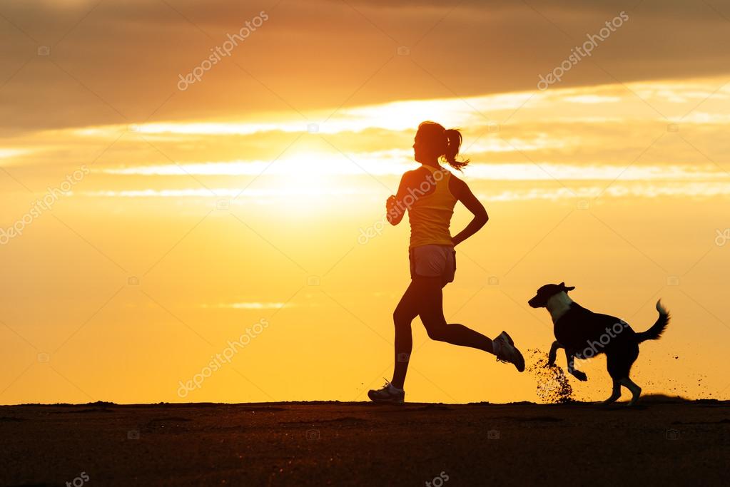 Mujer y perro corriendo en la playa al atardecer — Foto de stock ...