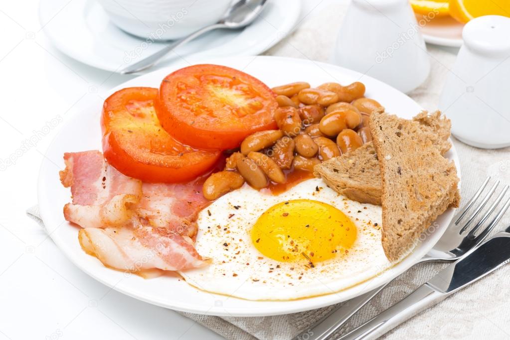 Desayuno inglés tradicional con huevos fritos, tocino, frijoles 2023