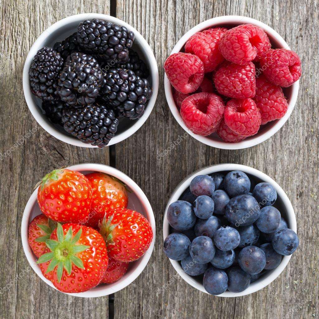Las fresas, los arándanos, moras y frambuesas en tazones — Foto de ...