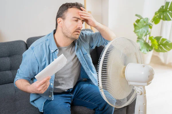 Un hombre sudando sufriendo una ola de calor de verano en casa 2024