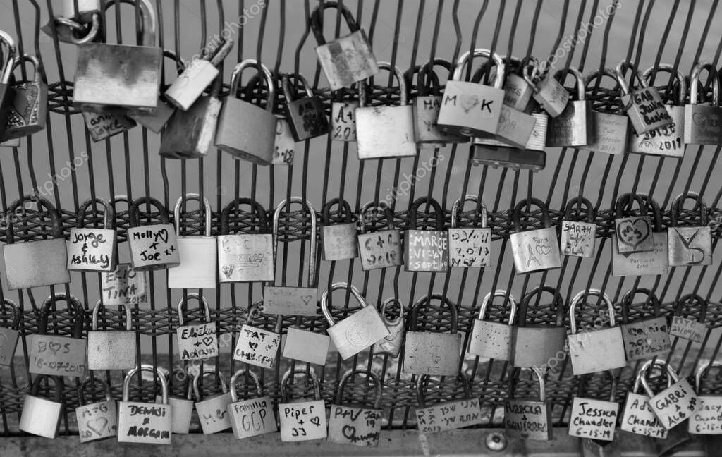 Cerraduras metálicas en el puente. La tradición de colgar una cerradura ...