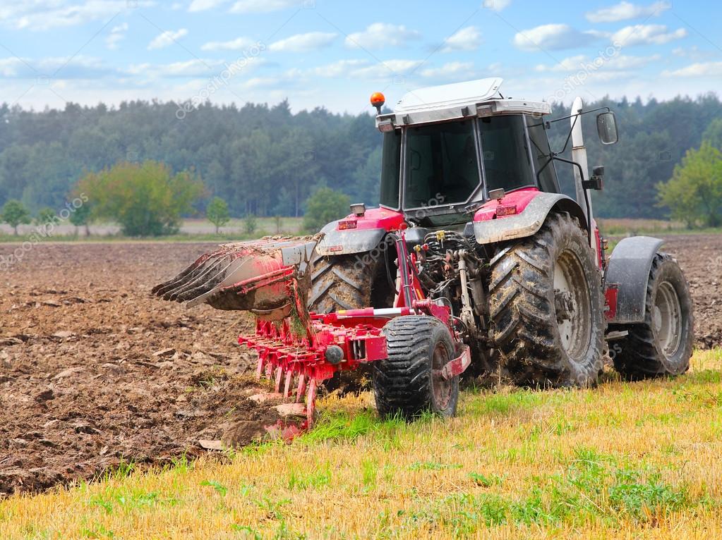 Tractor arando el campo — Foto de stock #34675609 © vladvitek