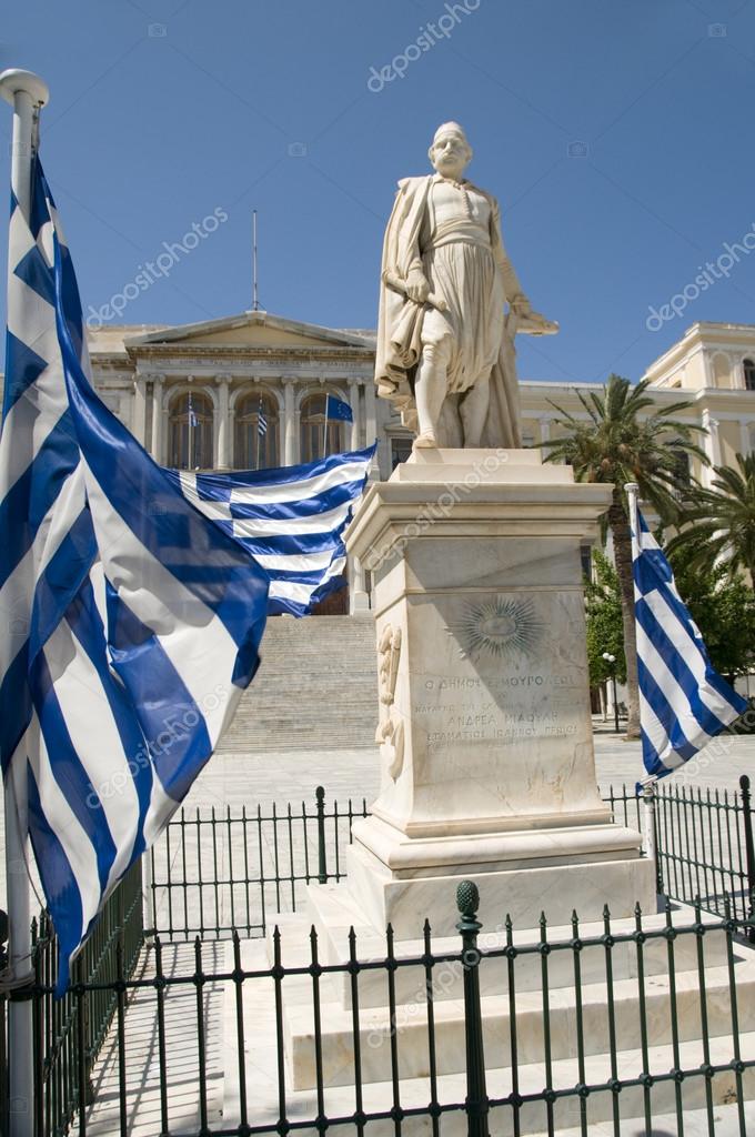 Estatua con banderas griegas Hermoupolis Syros Grecia 2025