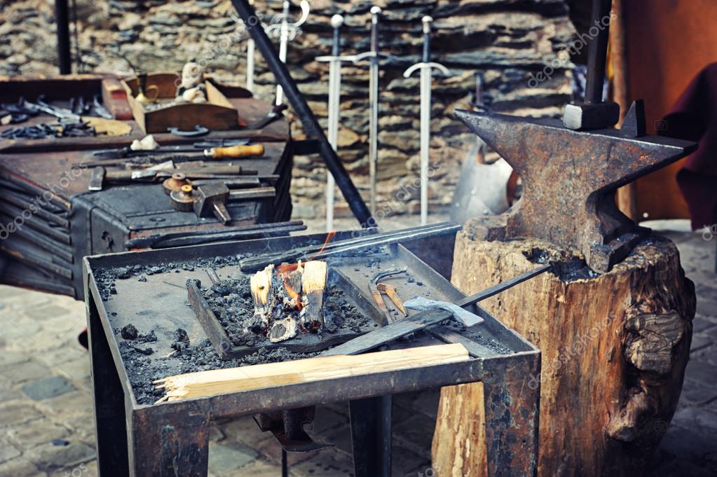 Proceso de trabajo sobre metal en forja: fotografía de stock ...