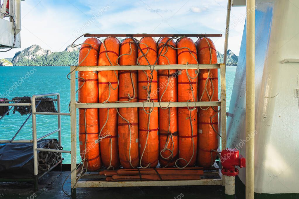 Botes salvavidas inflables naranja en cubierta de ferry para ...