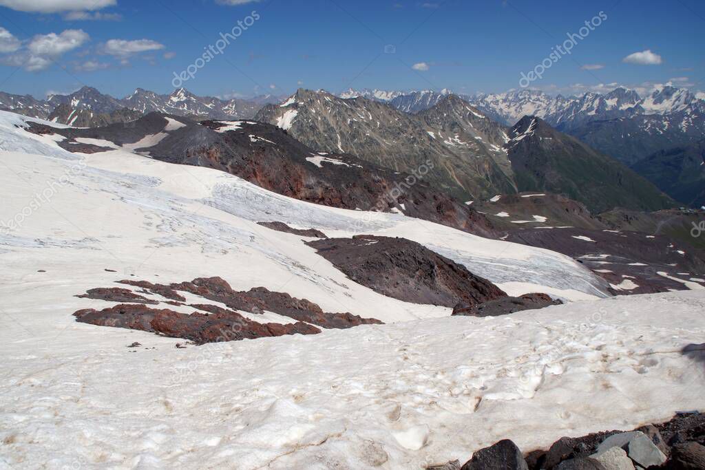Hermosas cumbres nevadas de las montañas del Cáucaso junto al pico más ...