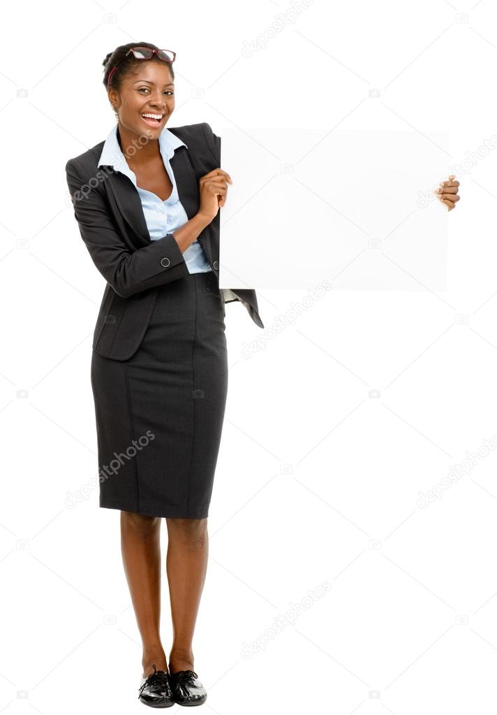 Feliz mujer de negocios africana de AMÉRICA sosteniendo cartelera blanca 2023