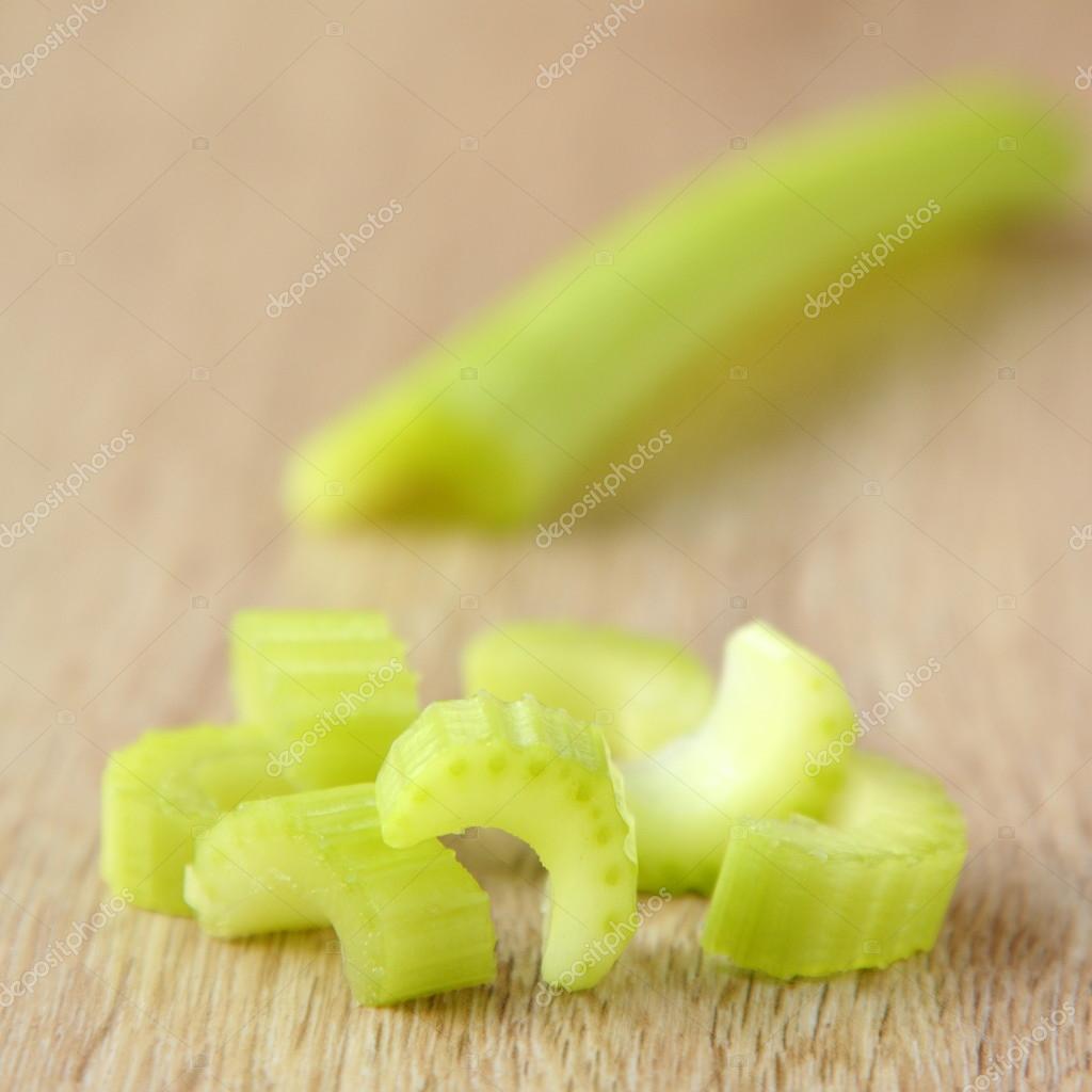 apio verde fresco deslizado sobre fondo de madera 2022
