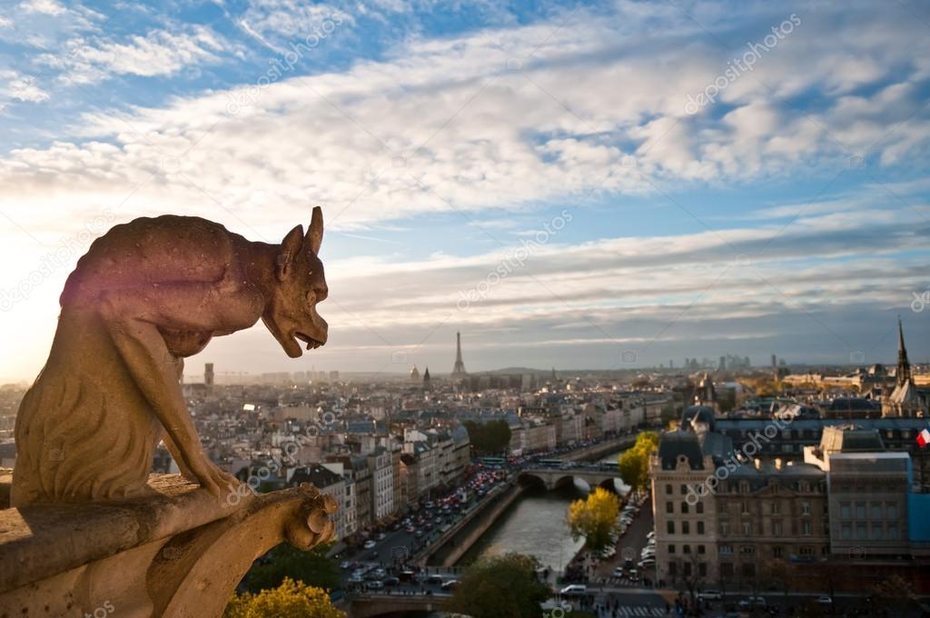 Notre Dame: Gargoyle overlooking Paris — Stock Photo © syaochka #21573967