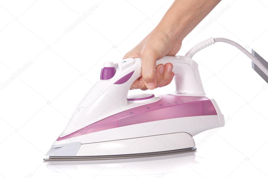 Planchado con una moderna plancha de vapor aislada sobre fondo blanco ...