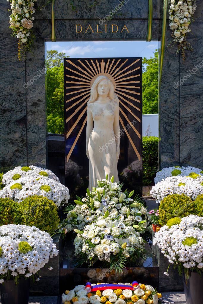 PARÍS, FRANCIA - 03 DE MAYO DE 2022: La tumba de Dalida en el ...