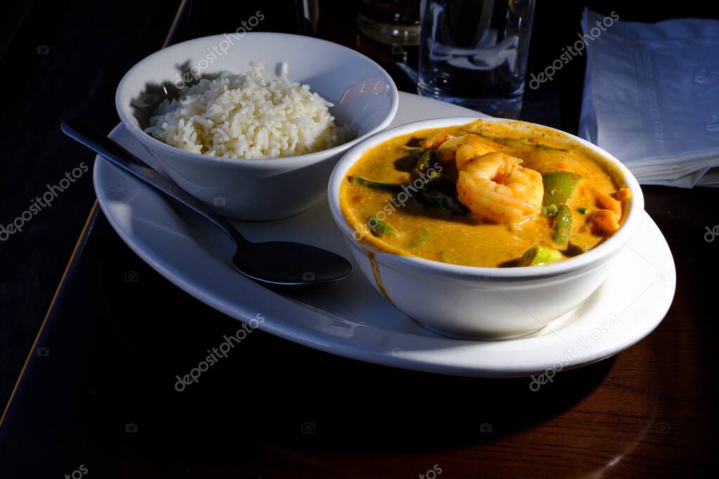 Restaurante comida tailandesa picante leche de coco panang kung ...