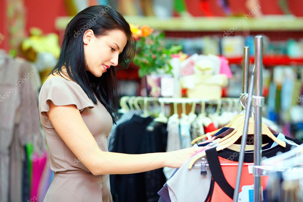 Mujer bastante elegante de compras en la tienda de ropa — Foto de stock ...