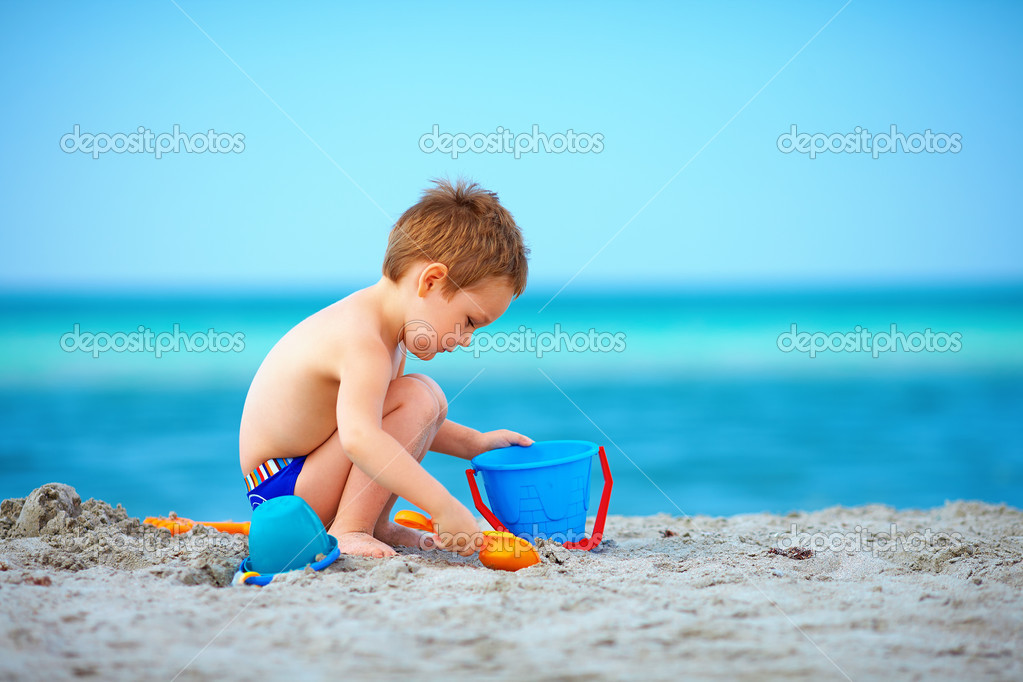 mignon enfant qui joue sur la plage de la mer — Photographie ...