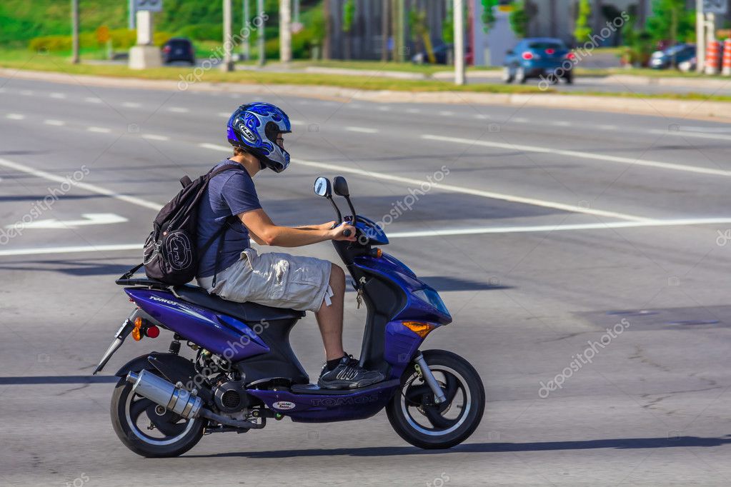 Hombre conduciendo en un scooter 2022