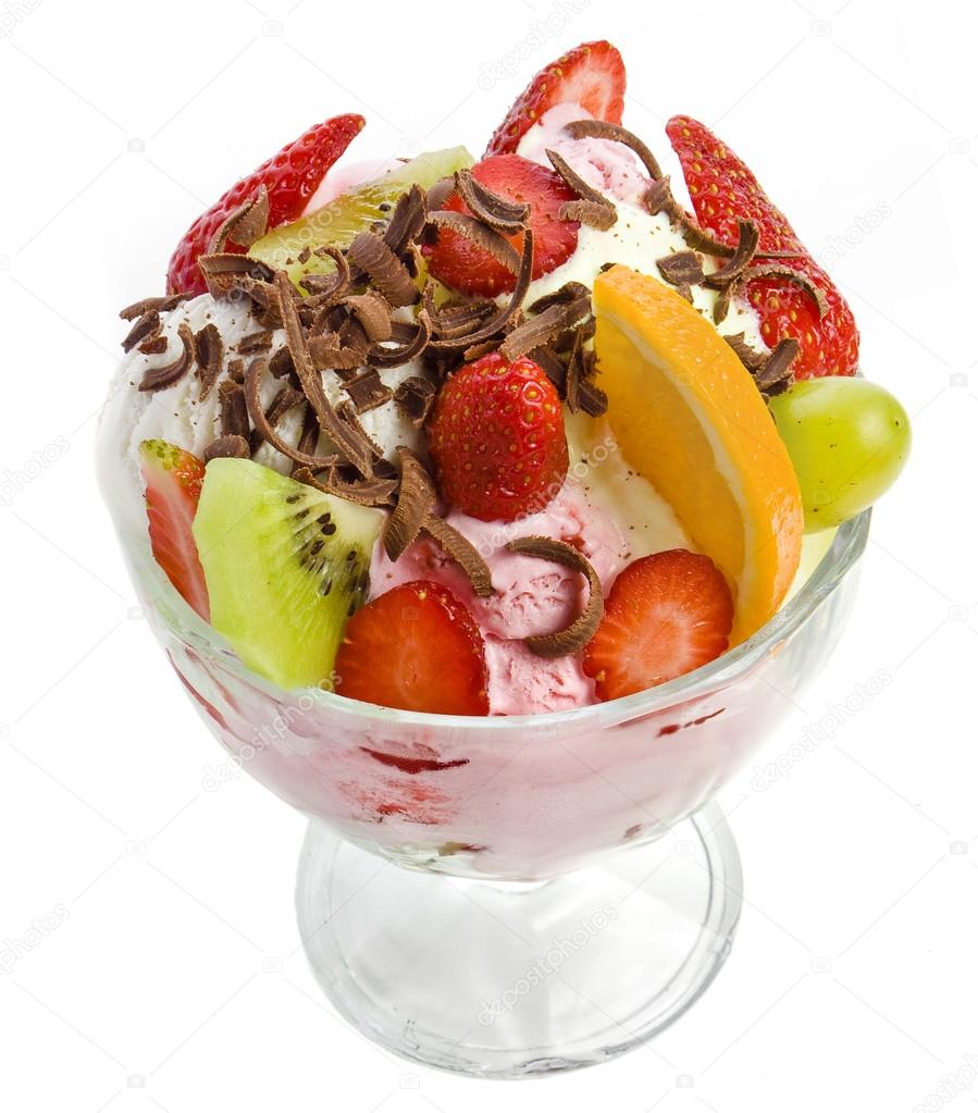 Refreshing dessert with ice cream and fresh fruit and berries — Stock ...