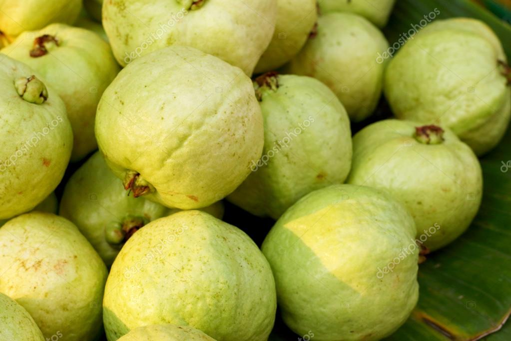 Fruta de guayaba en el mercado 2024