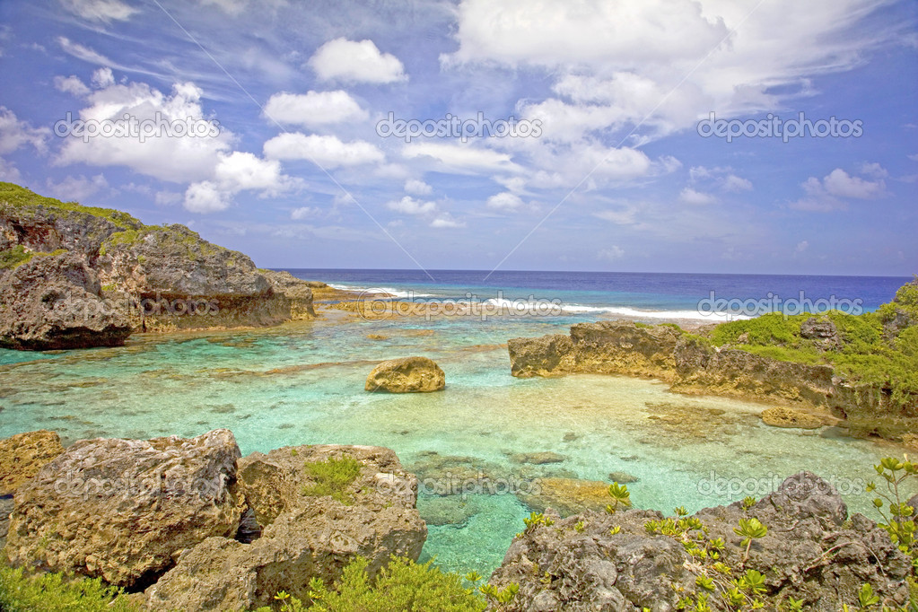 Vista sobre Limu Pools em direção ao oceano, Niue Island, Pacífico Sul ...