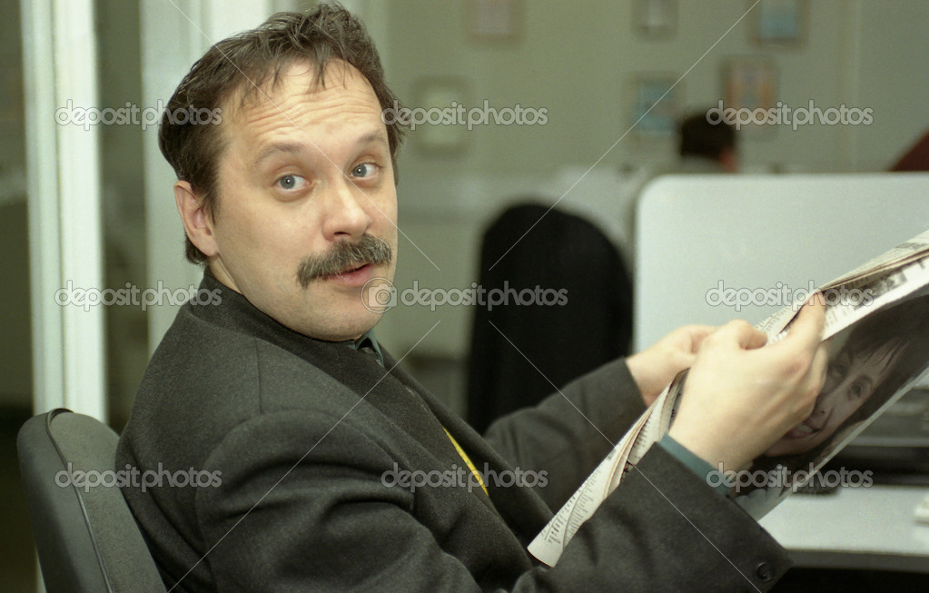 A man reading a newspaper — Stock Editorial Photo © luthier #25354953