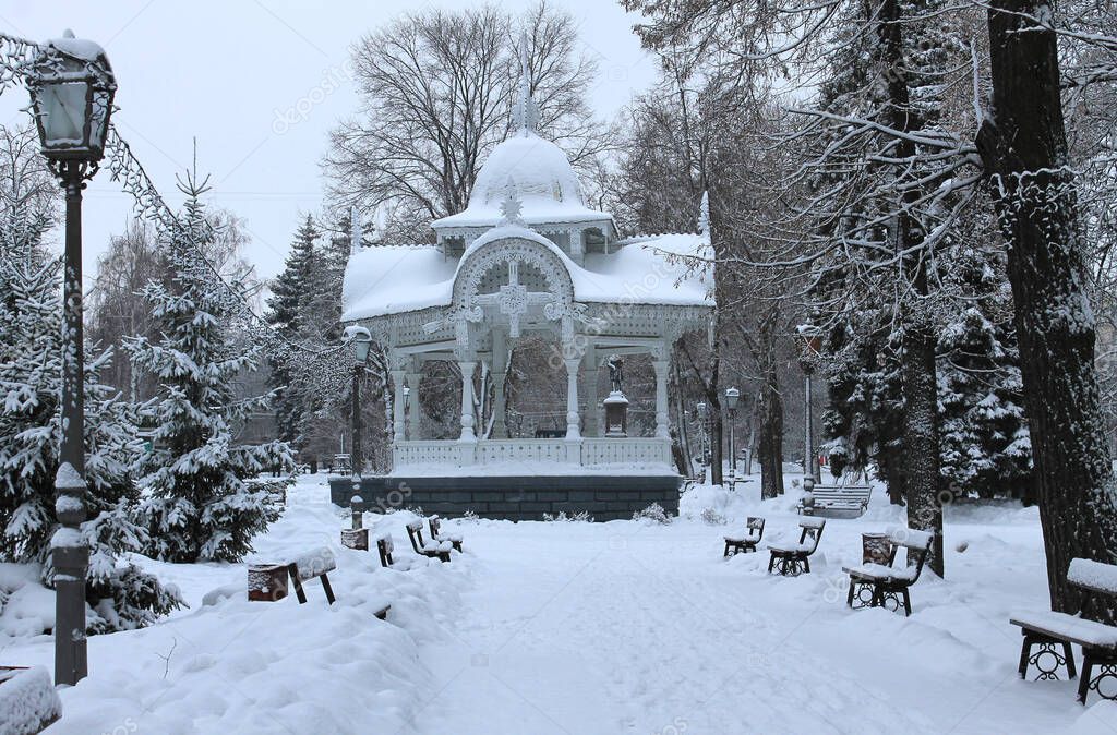 Gazebo de madera tallada Altanka que es un símbolo de la ciudad de Sumy en Ucrania en un día de ...