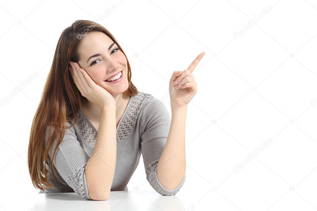 Mujer feliz señalando y presentando al lado mirando a la cámara 2023