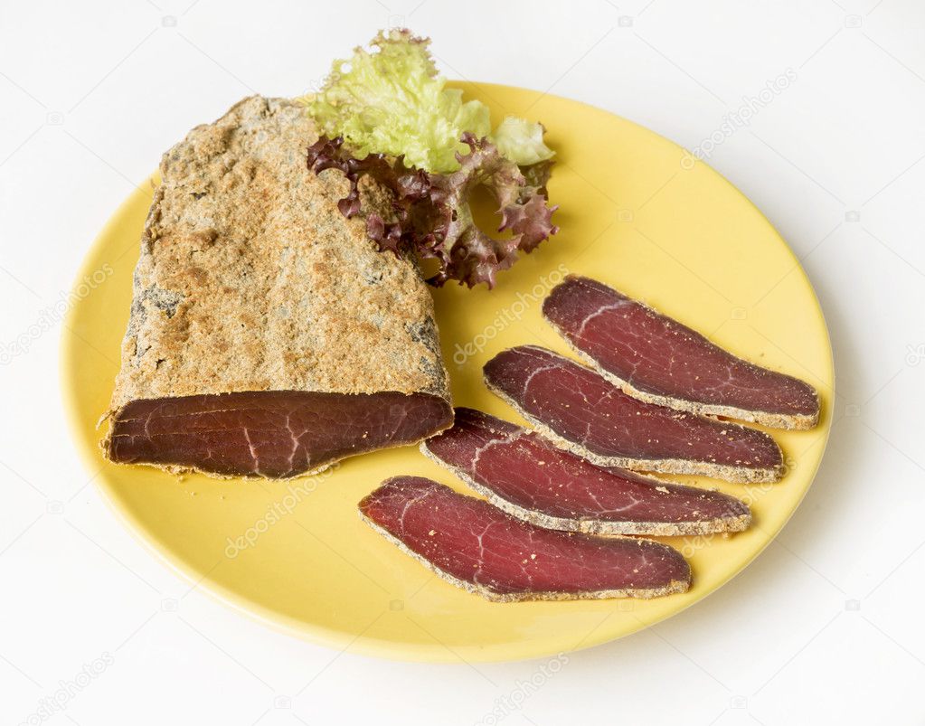 Basturma armenio - carne de res seca con especias en un plato 2024