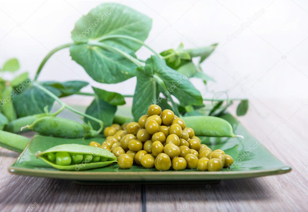 Boiled green peas, pods and branches — Stock Photo © Leonid_Shtandel ...