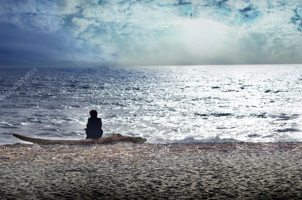 Mujer reflexionando en la playa: fotografía de stock © edimur #47173359 ...
